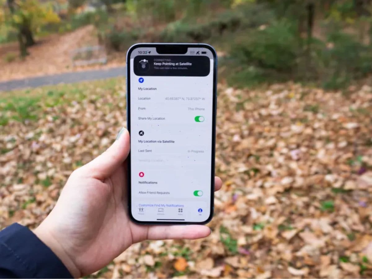 Apple Extends Free Satellite Features for iPhone 14 and 15 Users Until November 2026
